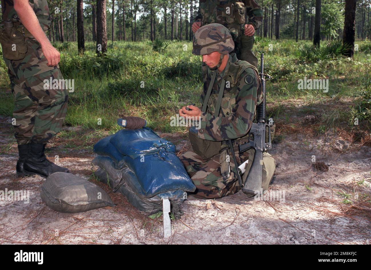 Vue rapprochée d'un soldat préparant une mine Claymore lors de la ...
