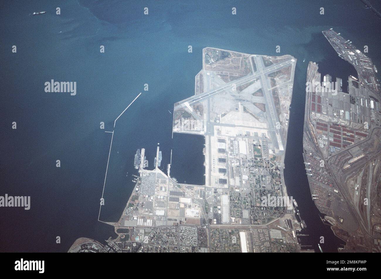 Vue aérienne aérienne aérienne de la base aérienne navale d'Alameda ...