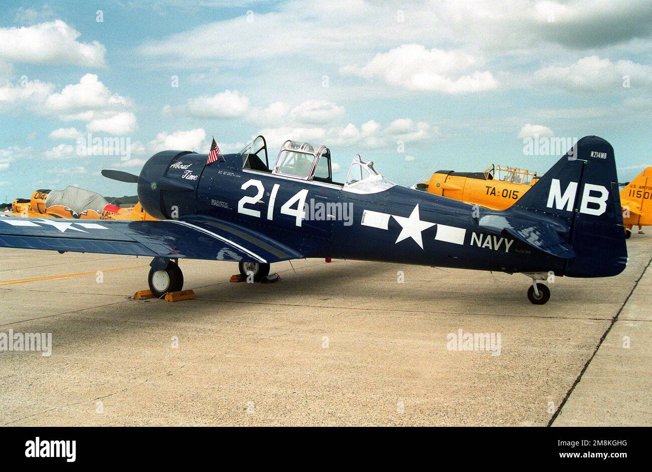 Vue arrière droite d'un avion SNJ Texan, en peinture 1944, stationné sur le tarmac. L'avion ...