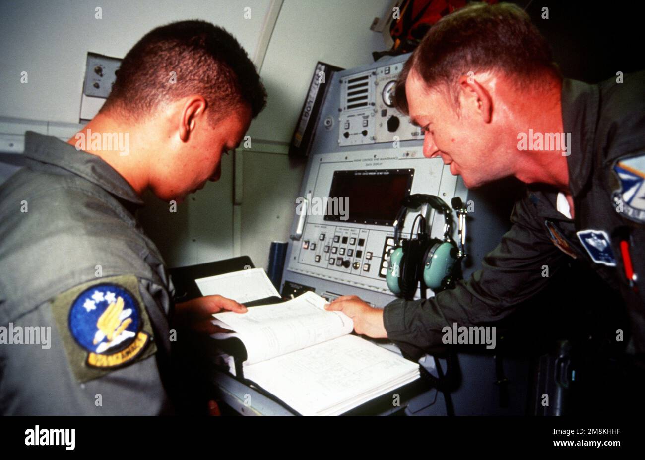 TECH. SGT. Ted Litz (à droite) et SEAN Rainey (à gauche), AVIATEUR ...