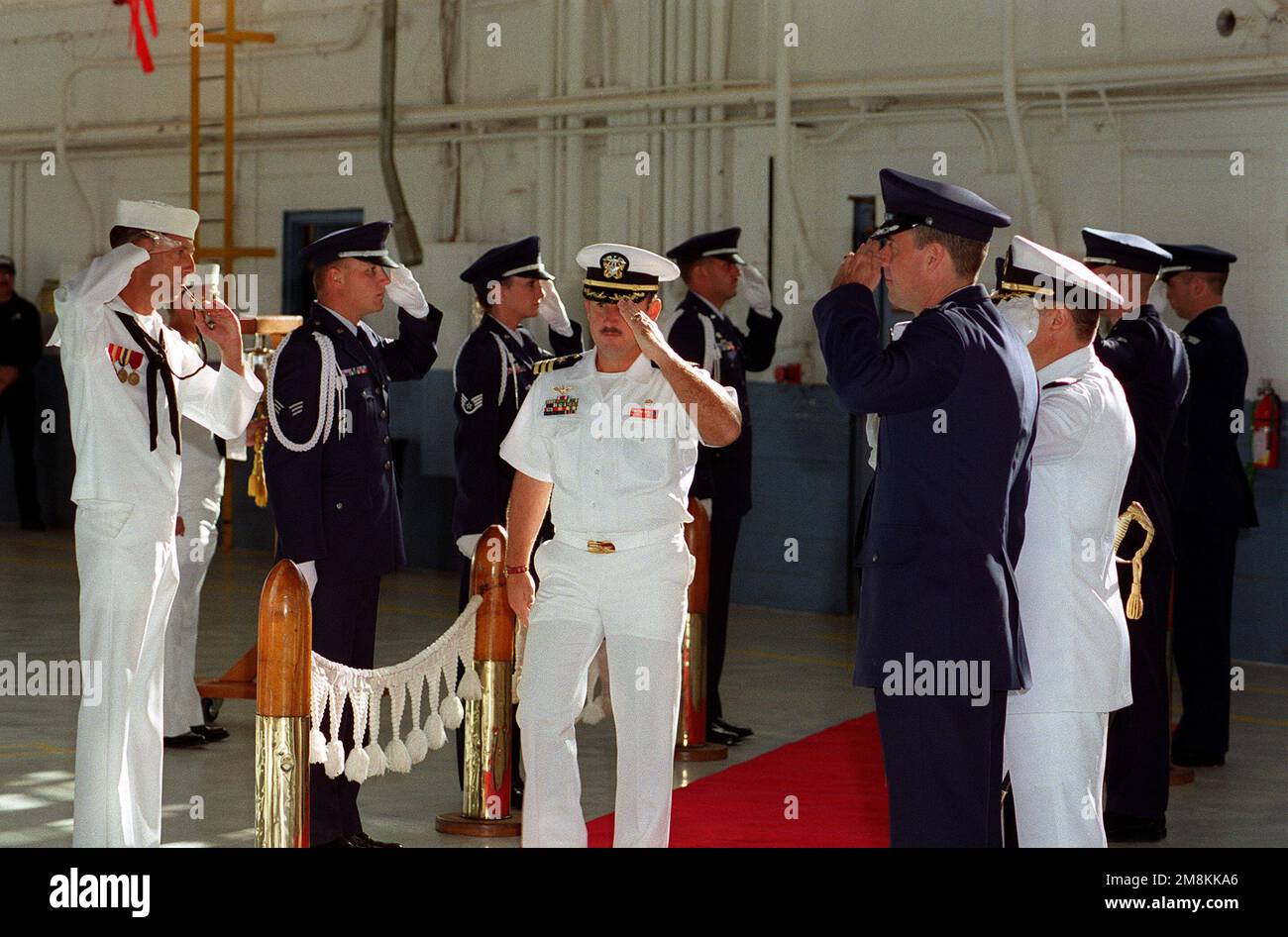 Commandant John B. Hollyer, États-Unis Marine, entre dans les ...