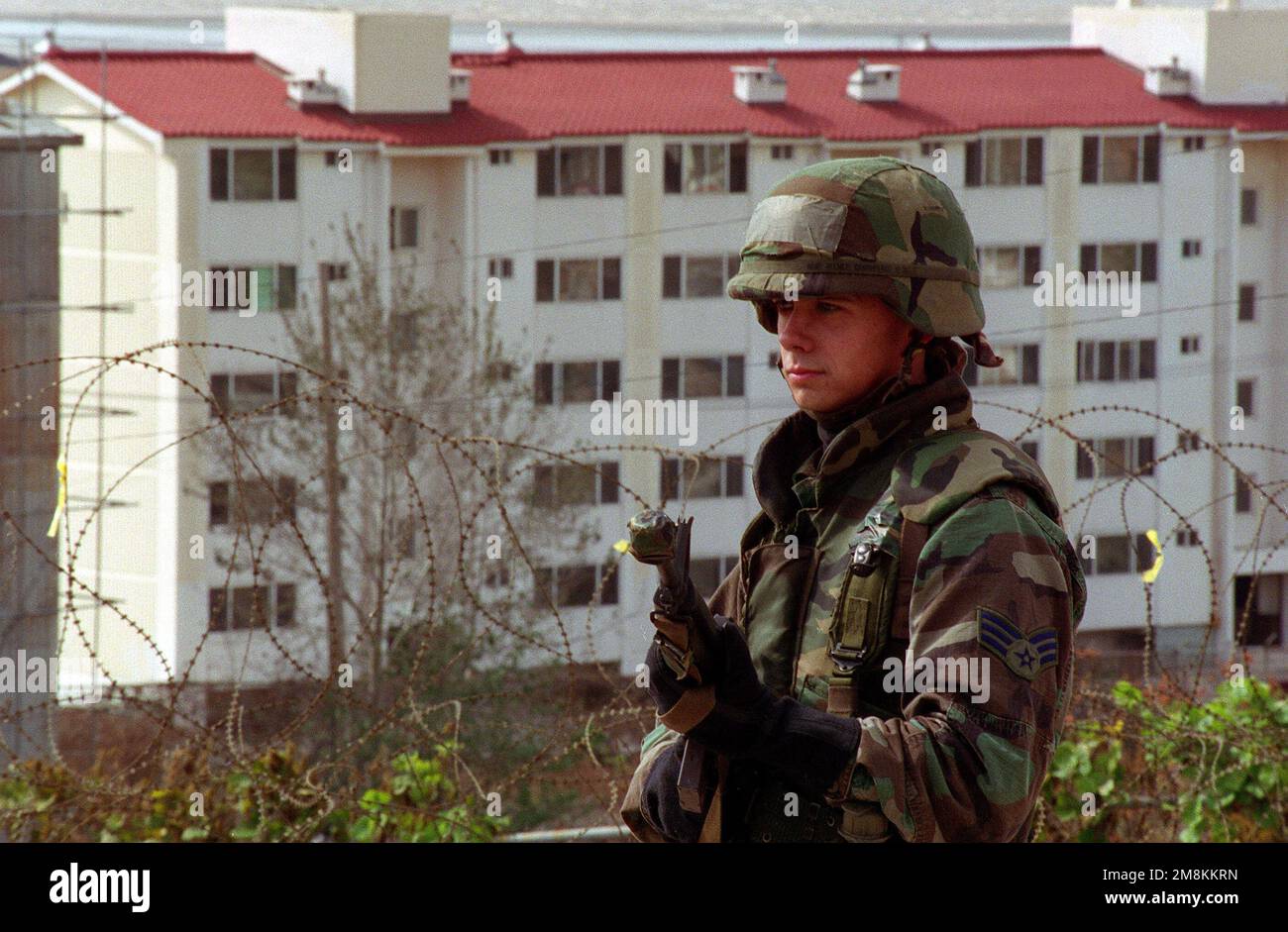 Un membre de la force de déploiement du CBCS (Escadron de communication ...