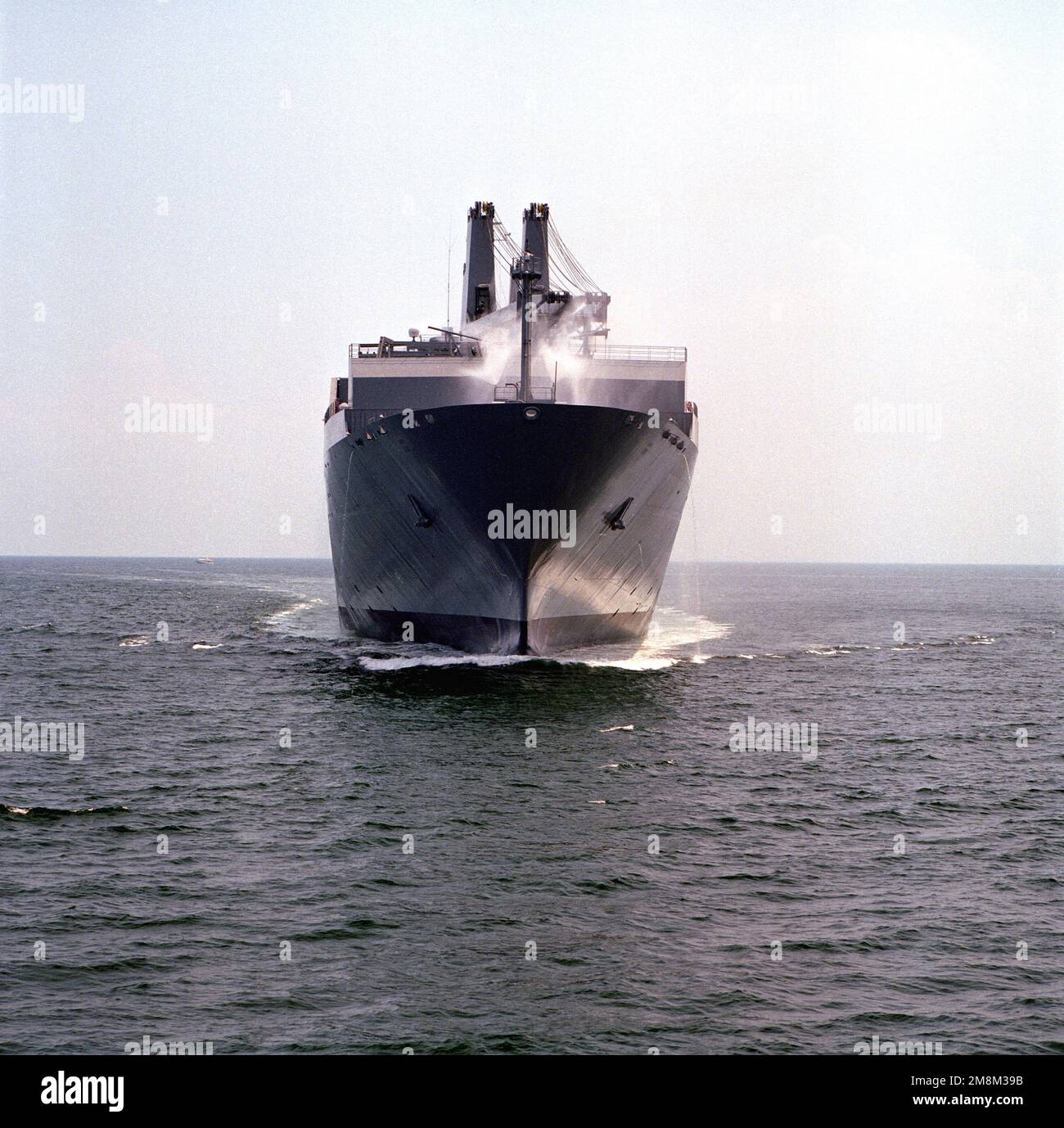 Vue oblique basse du navire de transport USNS Gordon (T-AKR-296) du ... Vue oblique basse du navire de transport USNS Gordon (T-AKR-296) du ...