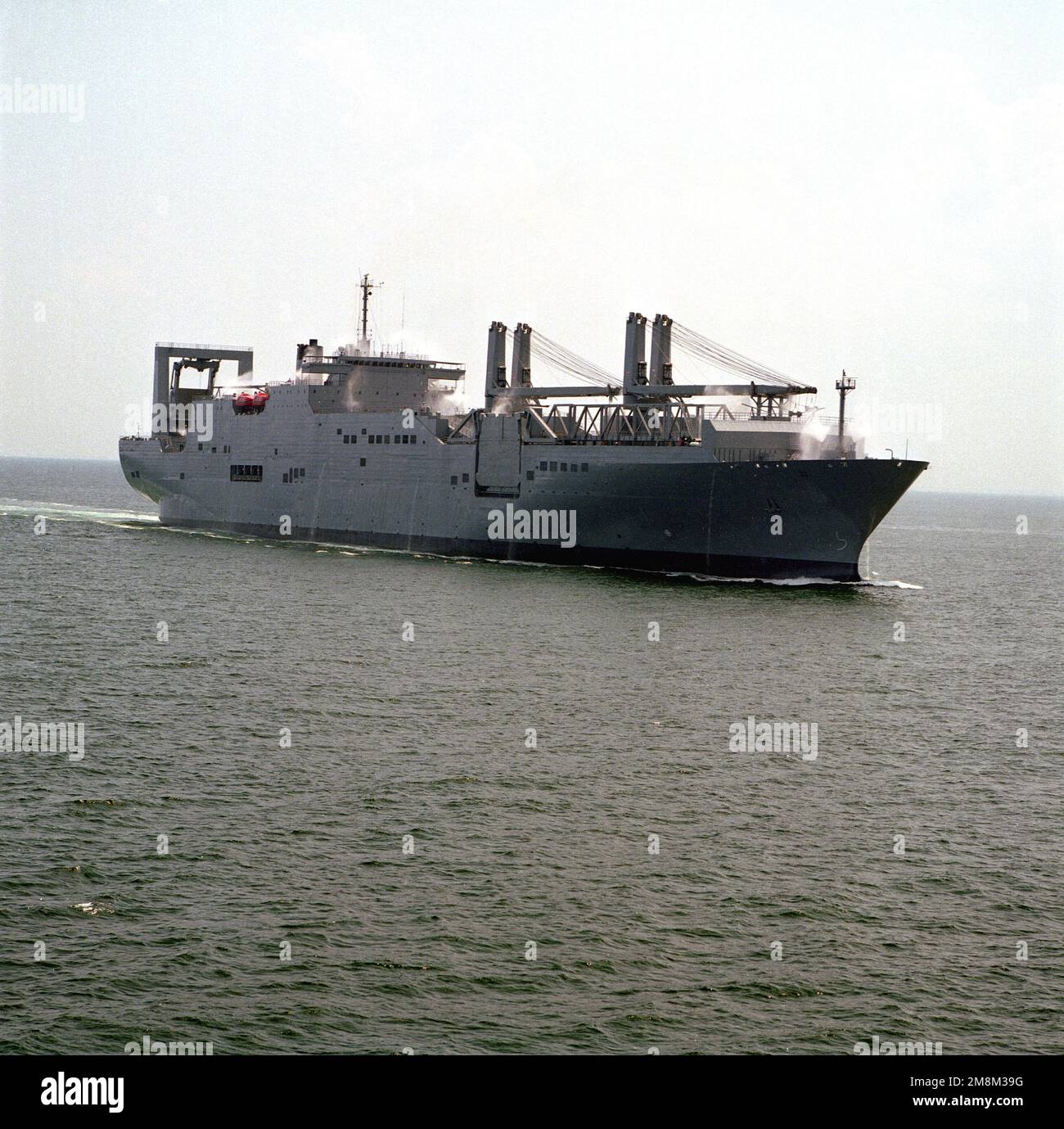Une vue aérienne à tribord du navire de transport USNS Gordon (T-AKR ...