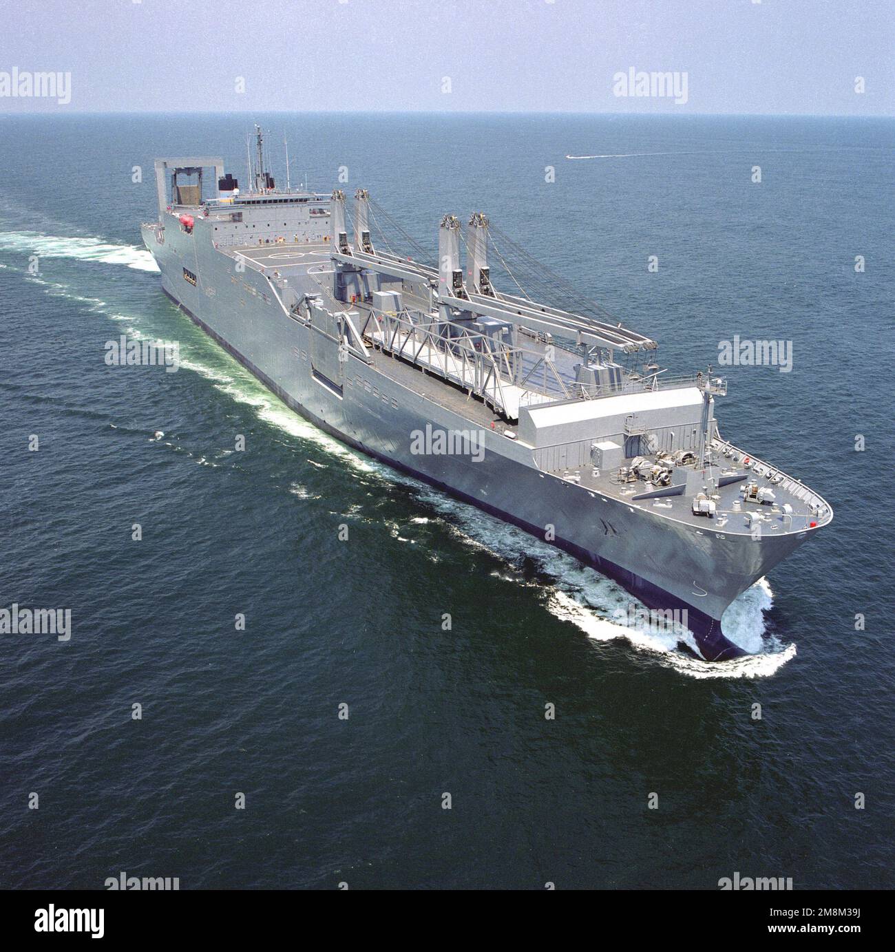Une vue aérienne à tribord du navire de transport USNS Gordon (T-AKR ...