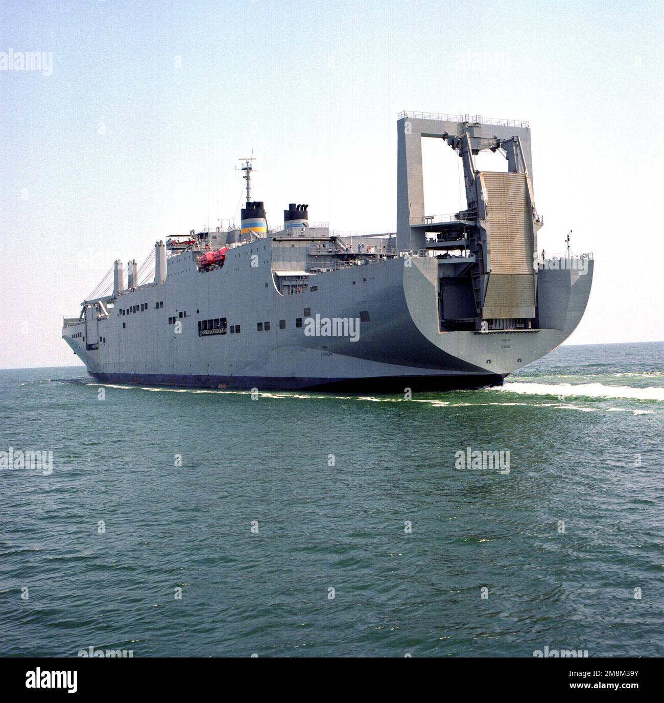 Vue du quartier portuaire du navire de transport USNS Gordon (T-AKR-296 ...