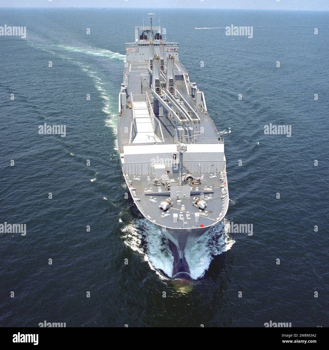 Vue aérienne du navire de transport de véhicules du Commandement ...