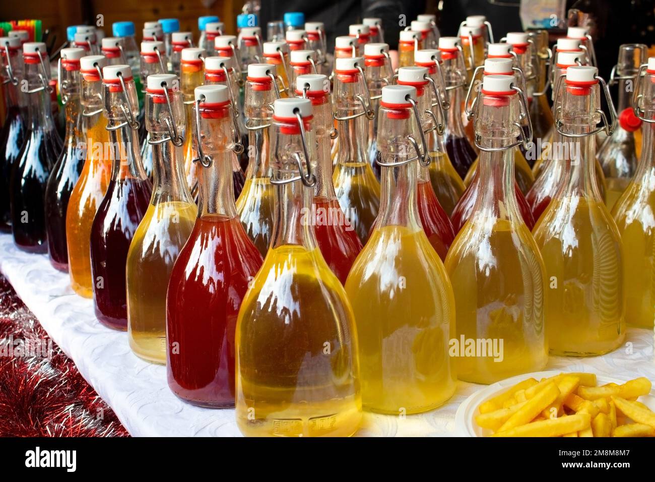 Bottles of alcohol on table Banque de photographies et d’images à haute ...