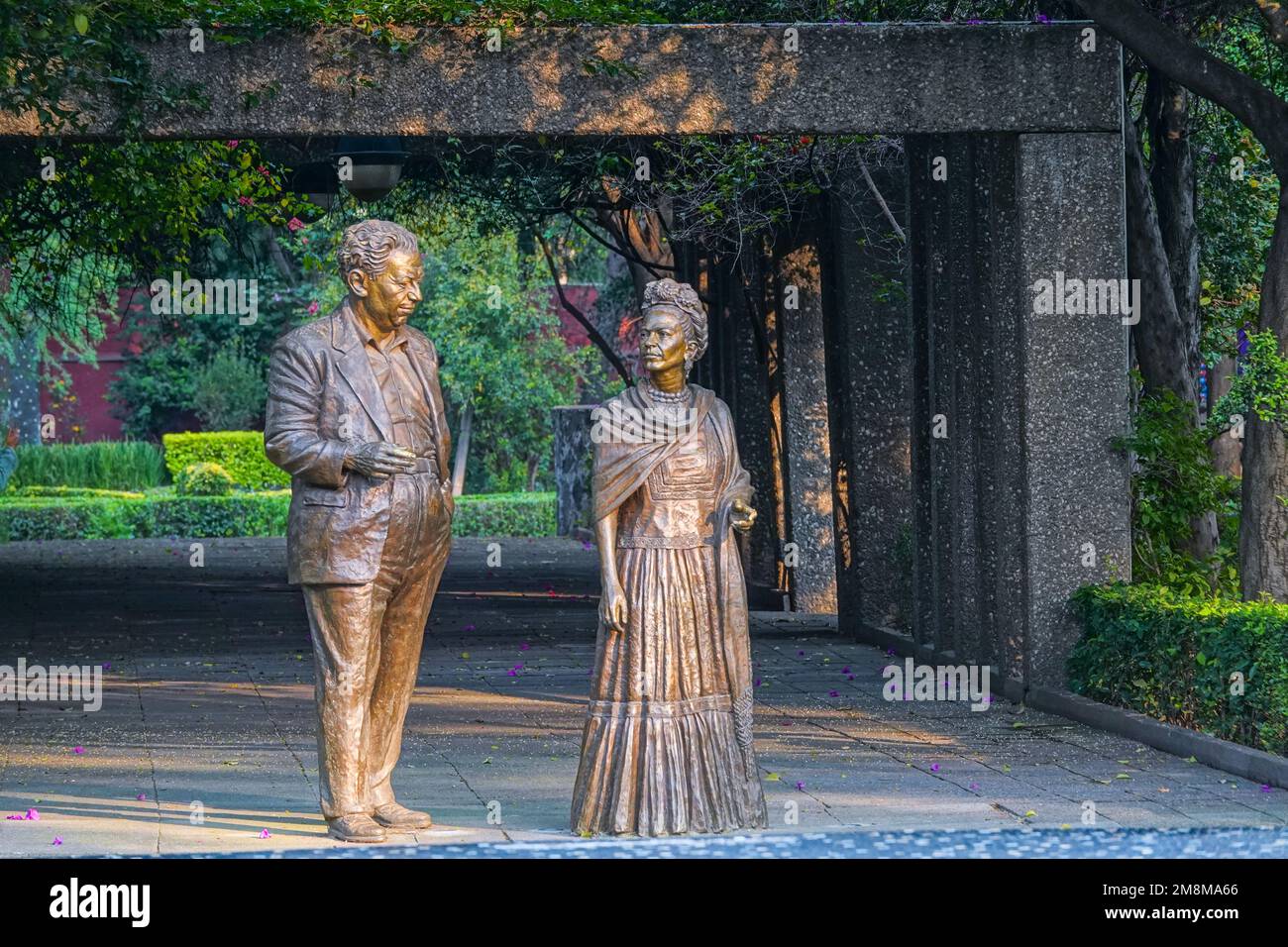 Statues de bronze de l'artiste mexicain Frida Kahlo et de son mari le ...