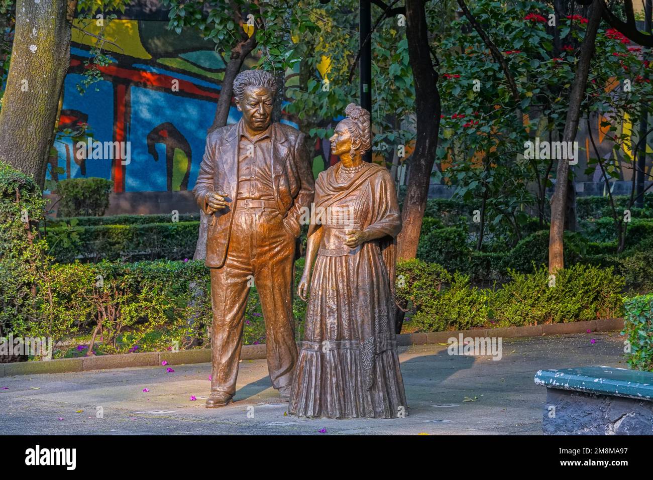 Statues de bronze de l'artiste mexicain Frida Kahlo et de son mari le ...