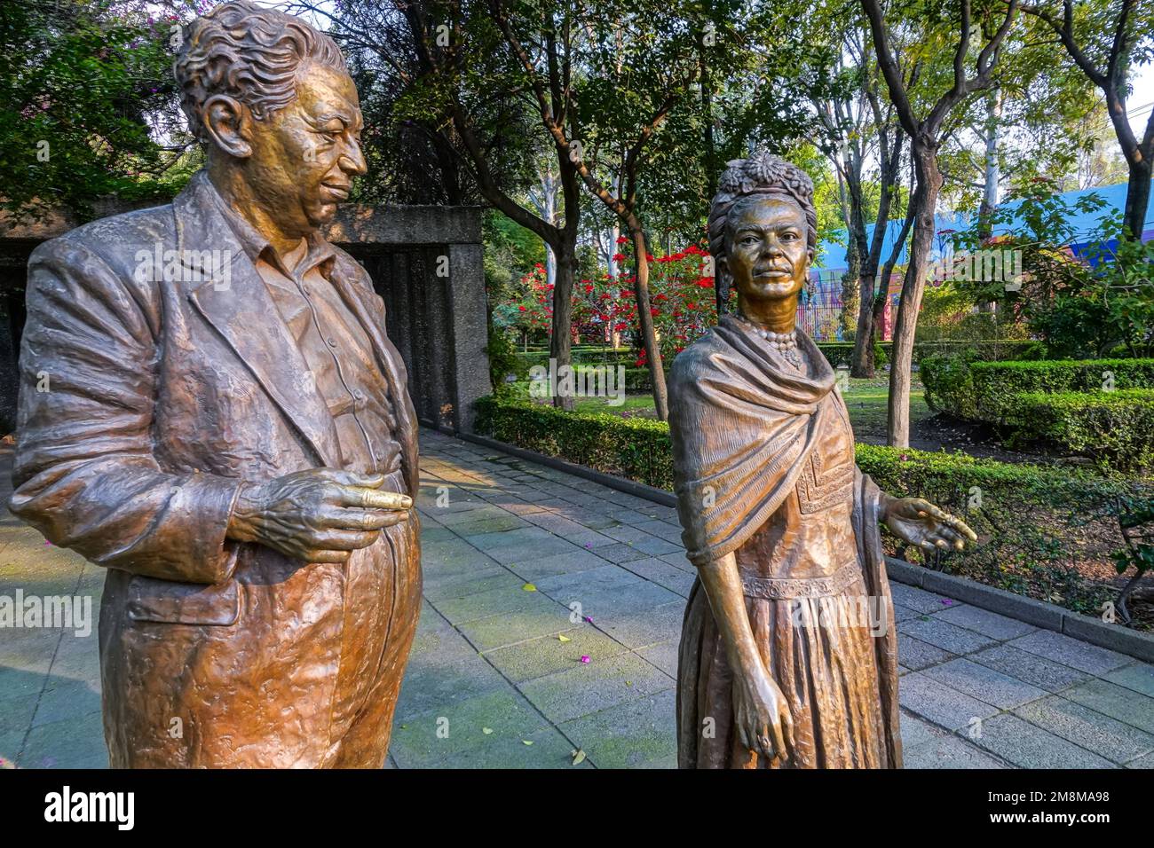 Statues de bronze de l'artiste mexicain Frida Kahlo et de son mari le ...