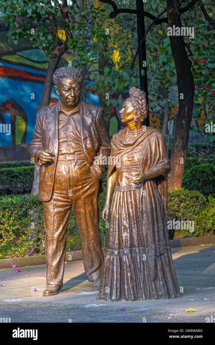 Statues de bronze de l'artiste mexicain Frida Kahlo et de son mari le ...