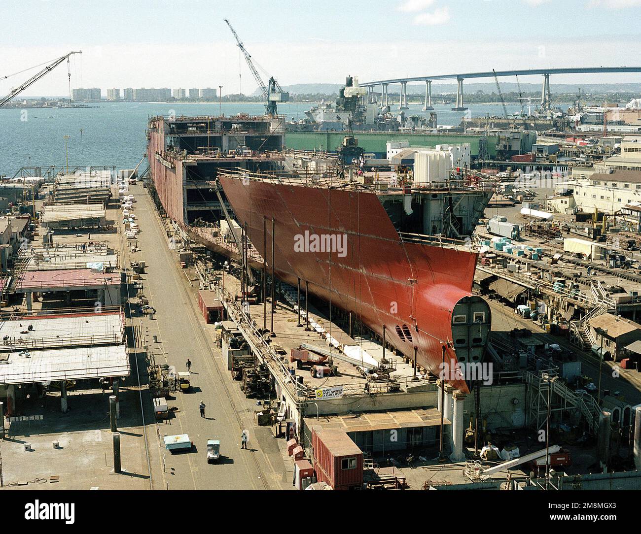 Une vue à tribord du navire de transport USNS WATSON (T-AKR-310) en construction au chantier ...