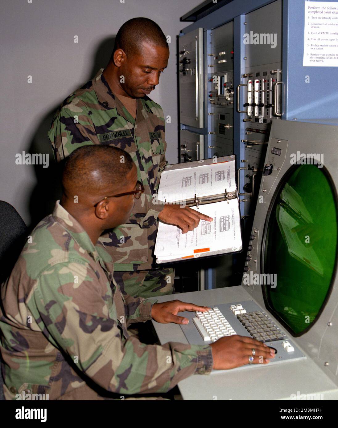 PERSONNEL SGT. Curtis Brownlee montre LE PERSONNEL SGT. Calvin Bembry ...