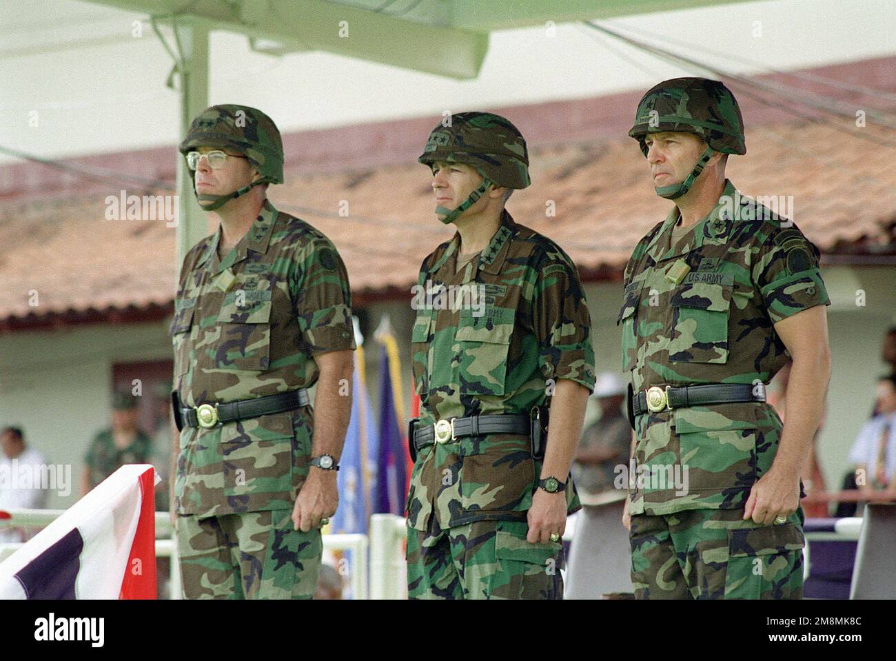 MAJ. GÉN. Lawson W. Magruder, III (à gauche), le général Wesley K ...