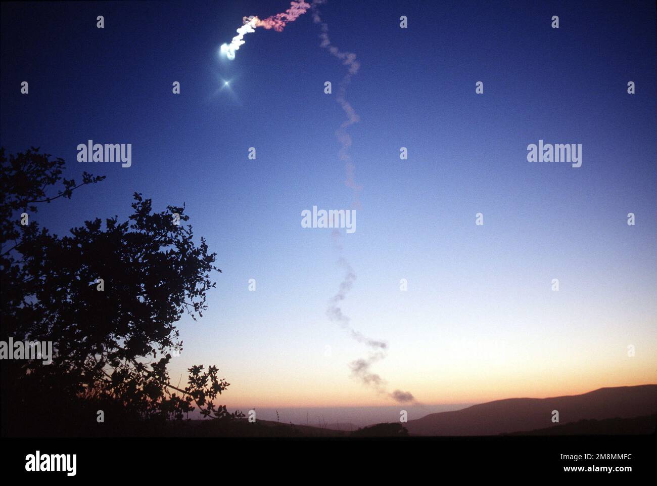 970623-F-3500D-001. [Complet] Légende de la scène : un missile ...