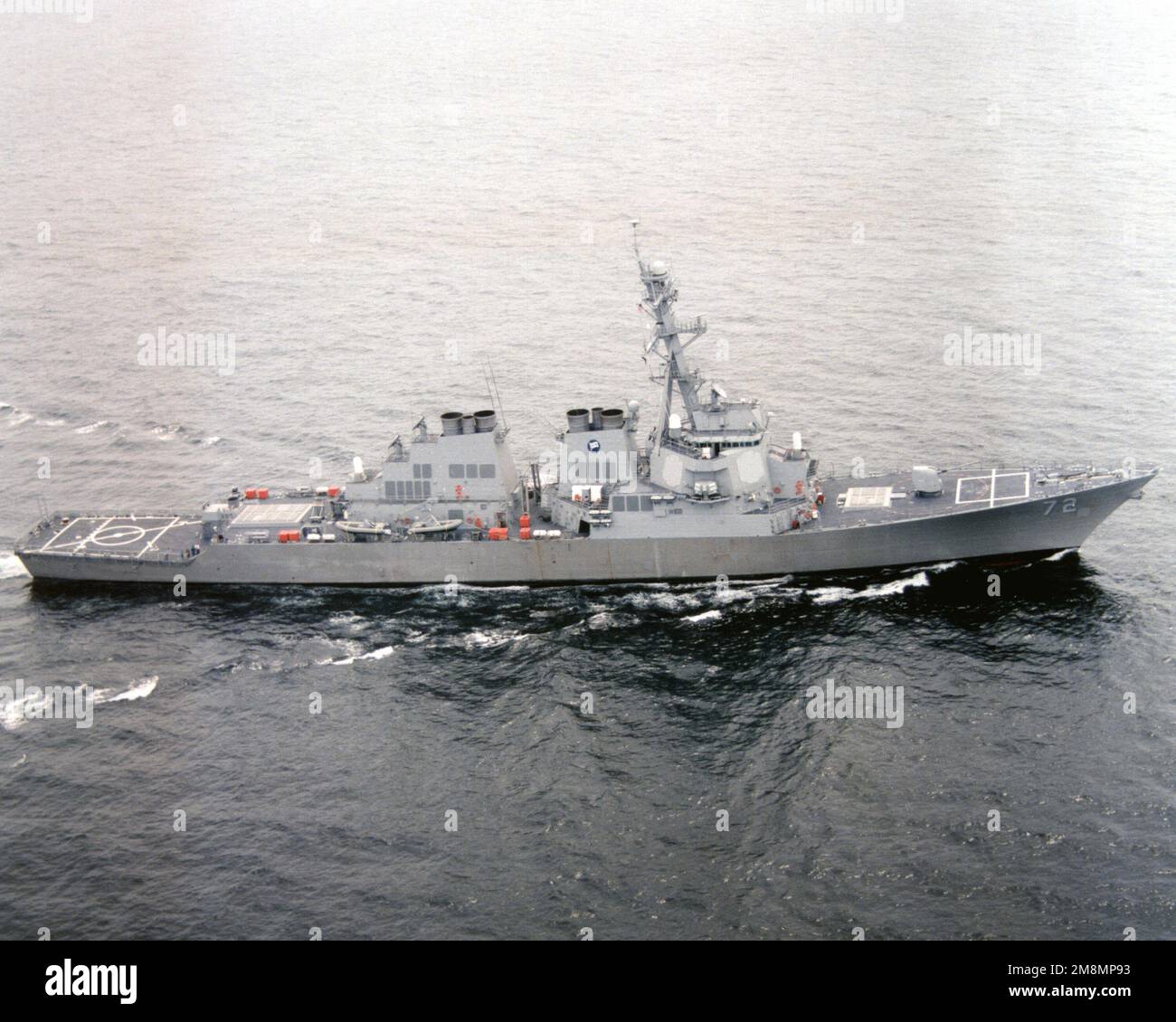 Vue à tribord oblique élevée du destroyer de missile guidé USS MAHAN ...