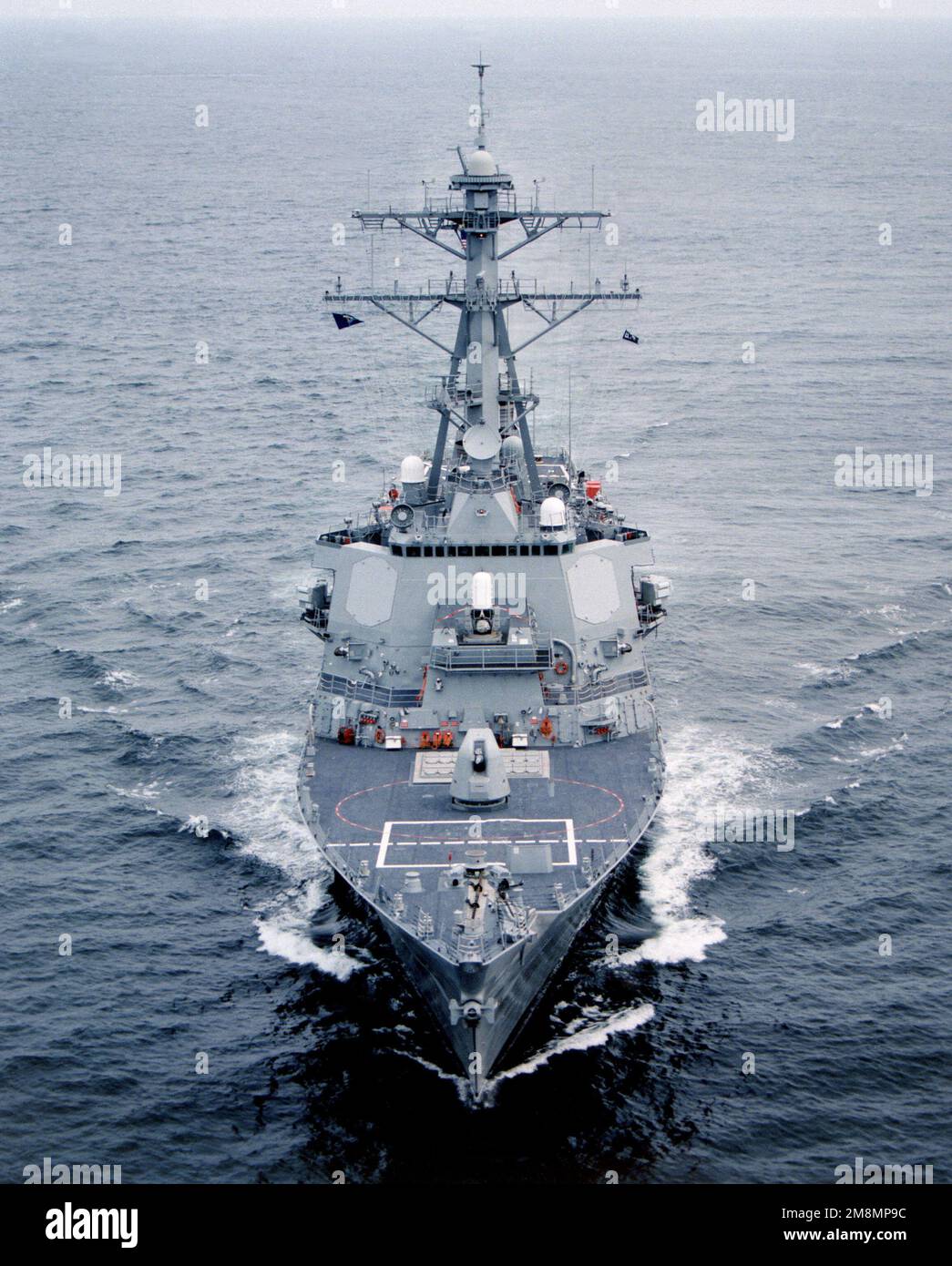 Vue en avant basse oblique du destroyer de missile guidé USS MAHAN (DDG ...
