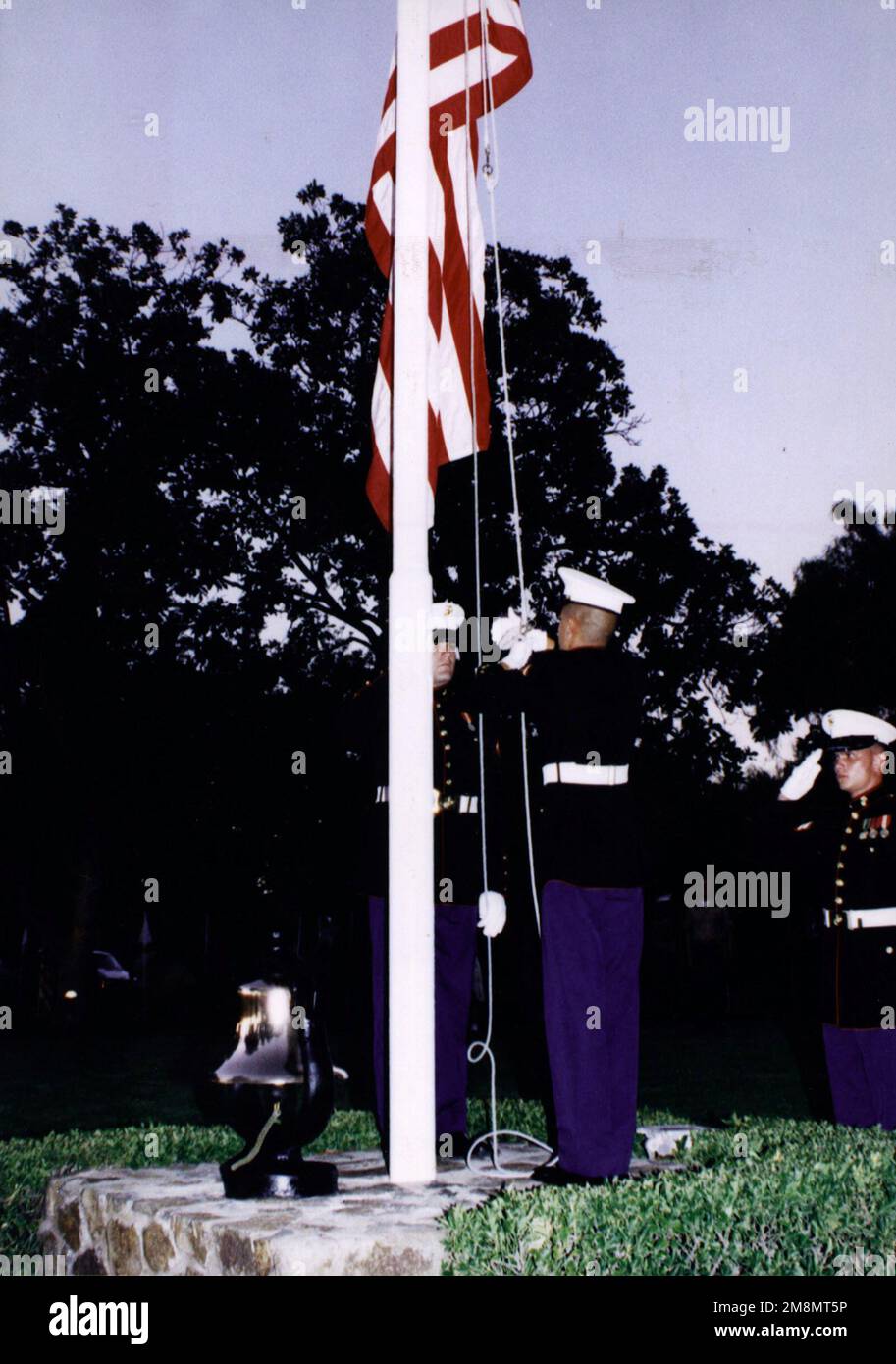 Les détails de la Marine Color Guard ont retiré les couleurs à Camp ...