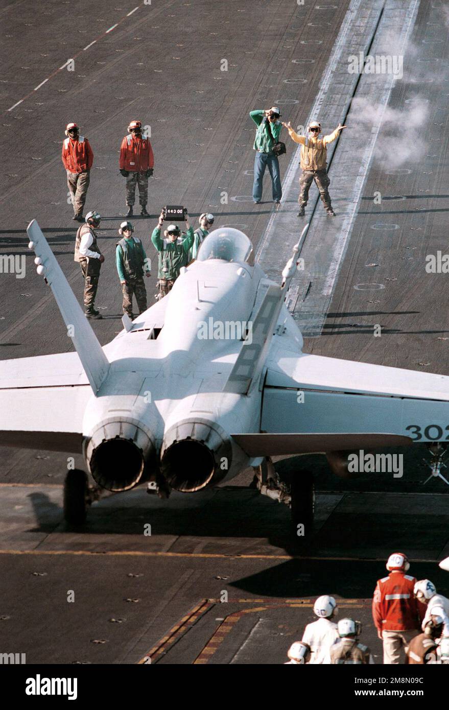 Un F/A-18C Hornet se prépare à se lancer à partir du pont de vol du ...