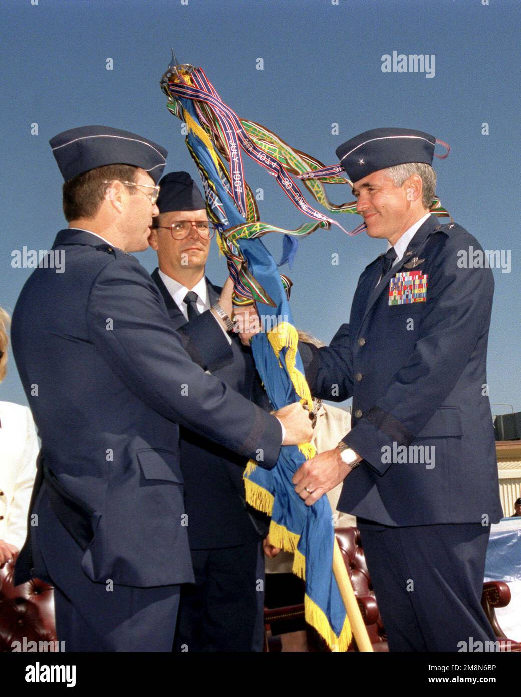 Tir moyen, vue latérale, le Lieutenant-général Charles T. 'Tony ...