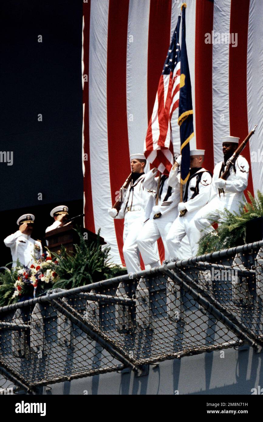 La garde de couleurs de l'USS HARRY S. TRUMAN (CVN 75) présente les ...