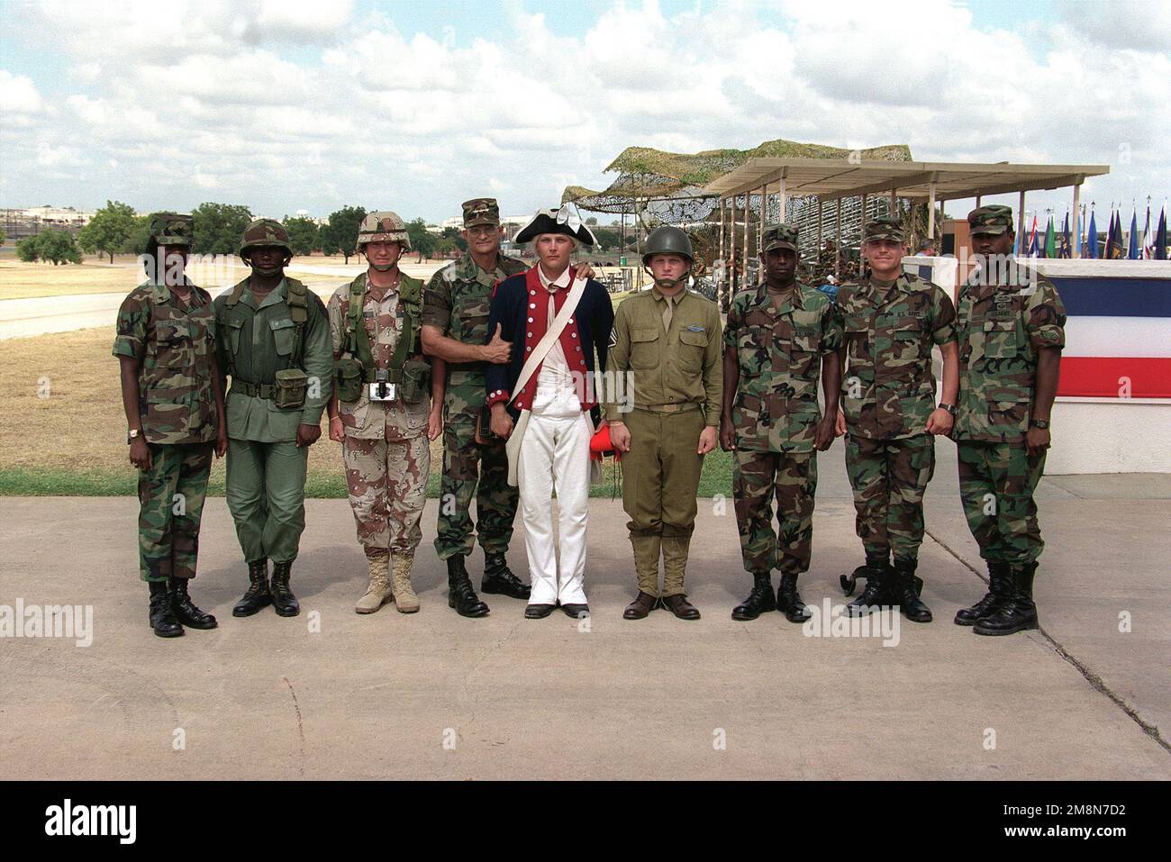 LE LGÉN Thomas A. Schwartz (quatrième à partir de la gauche ...