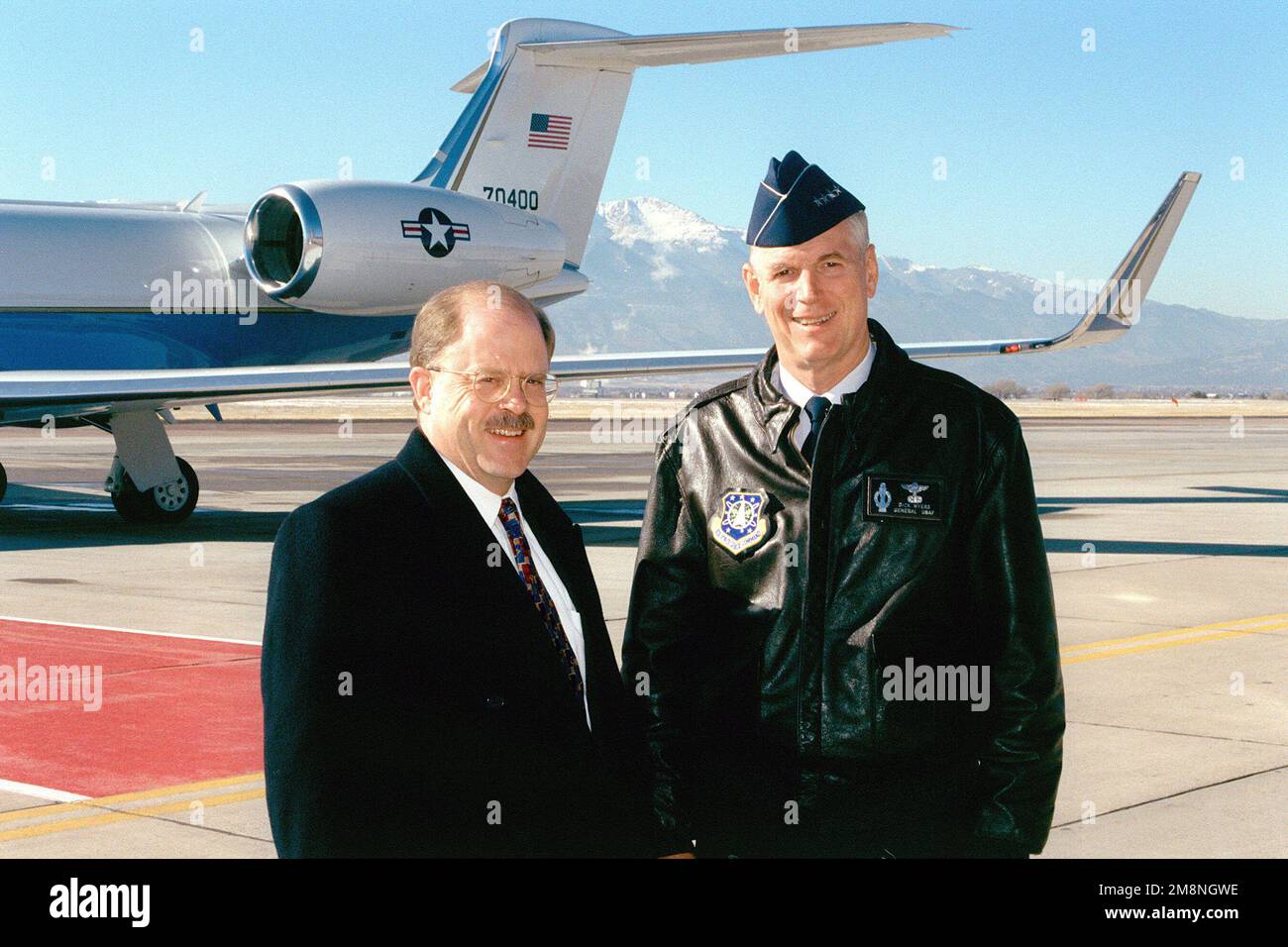 Le secrétaire de la Force aérienne, F. Whitten Peters, et le général de ...