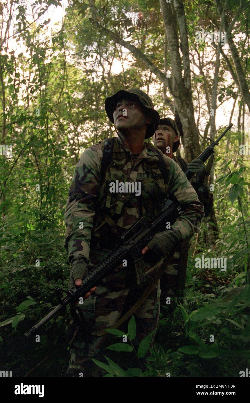 Le caporal-chef de la marine (CPL) Javier Corona et le CPL Matthew ...