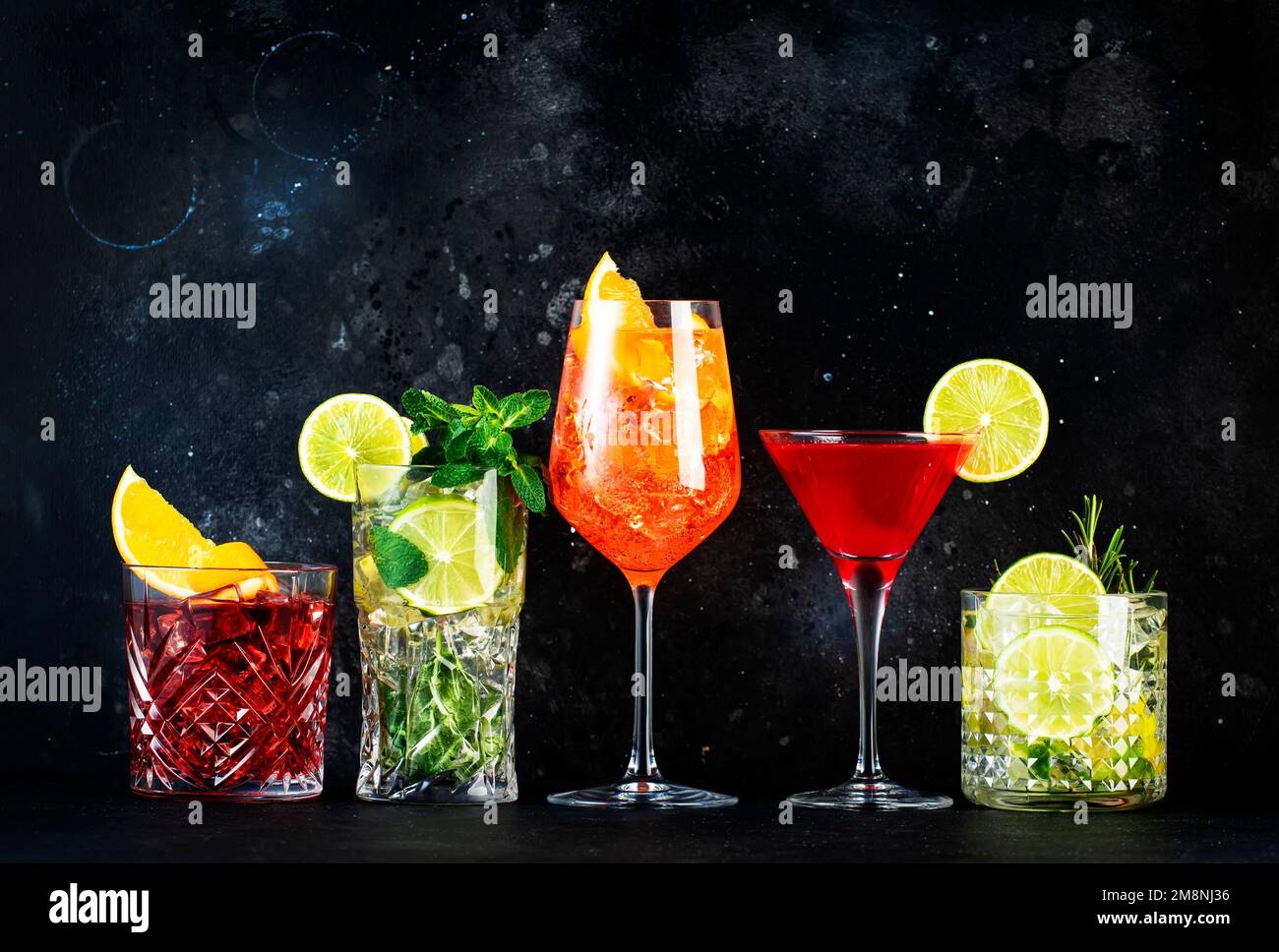 Ensemble de cocktails tendance les plus populaires : aperol spritz ...