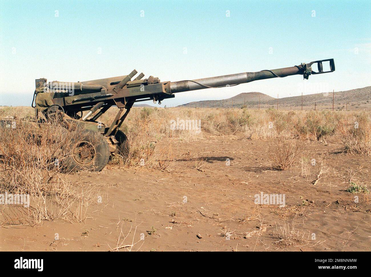 Un Howitzer tracté moyen de M198 155mm de Bravo Battery, 1st Bataillon, 12th Marines, 3rd Marine ...