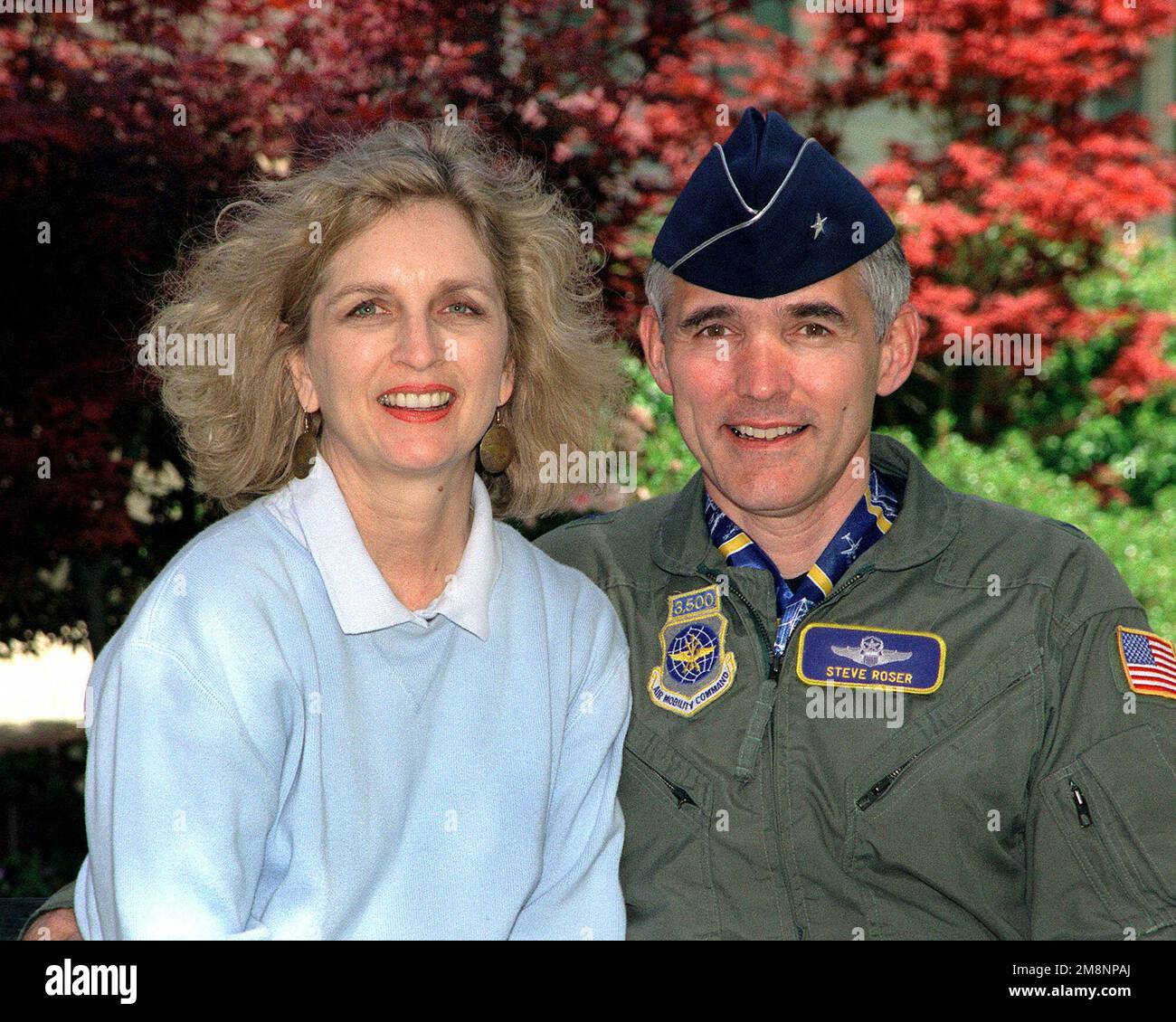 Le général de brigade Steven A. Roser, USAF, commandant de la 60th Air ...