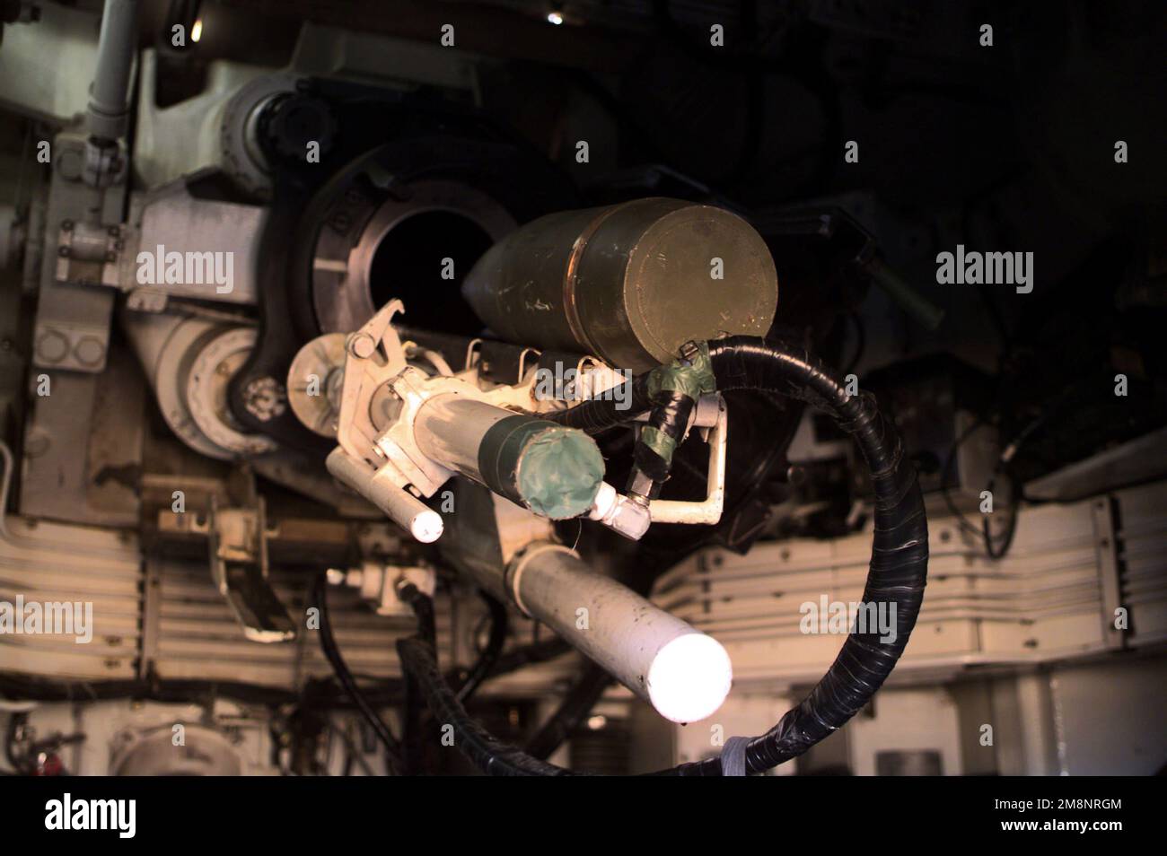 En préparation au tir, une obus d'artillerie de 155mm est prête à être ...