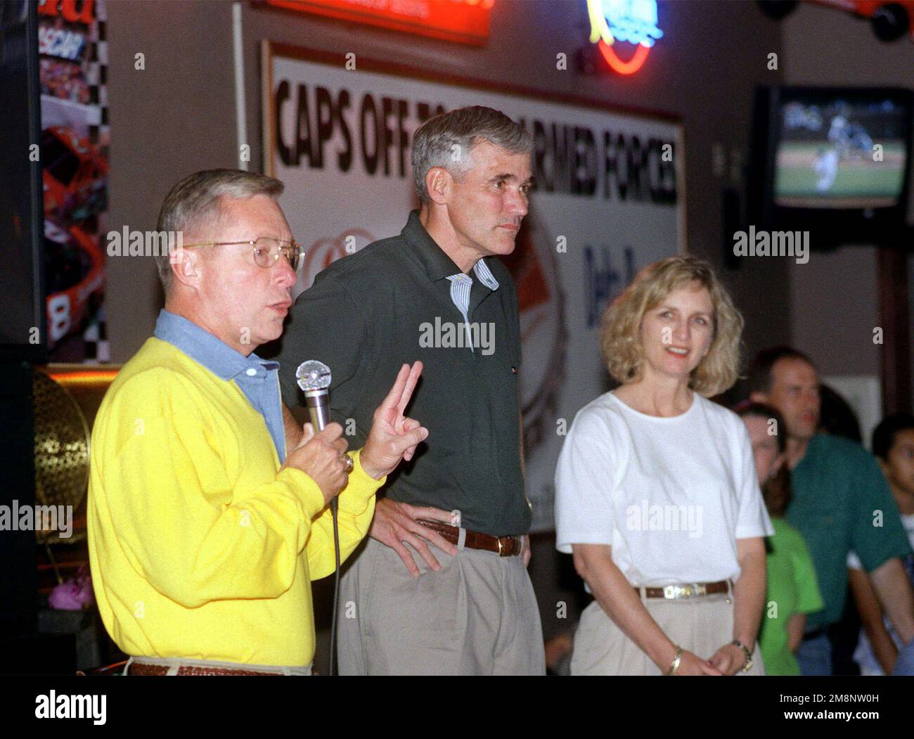 Vue de face gauche, le Lieutenant-général John B. Sams, USAF ...