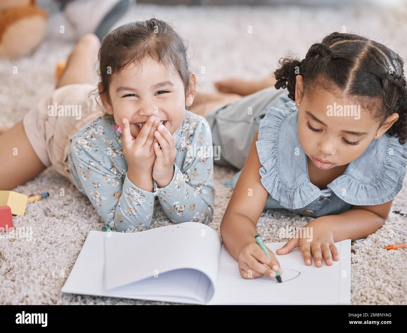 Dessin De Deux Enfants Banque De Photographies Et Dimages à Haute