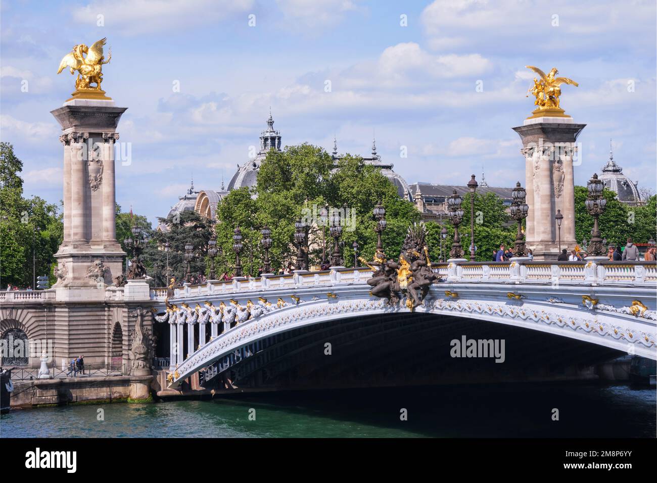 Paris, France - Mai 2022 : le Pont Alexandre III est un pont-voûte qui ...