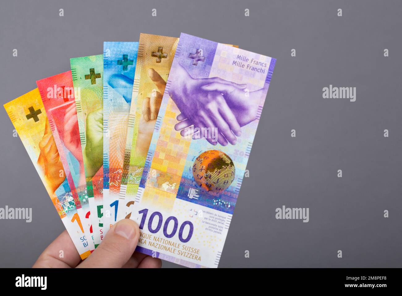 Billet franc suisse en main Banque de photographies et d’images à haute ...