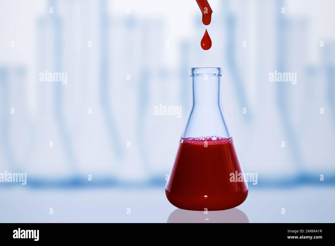Une goutte de sang. Pipette. Flacon médical avec liquide rouge. Flacon ...