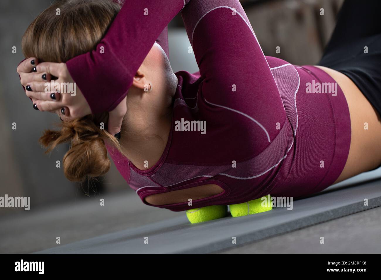 Une femme maque le point de déclenchement de son dos avec des boules ...