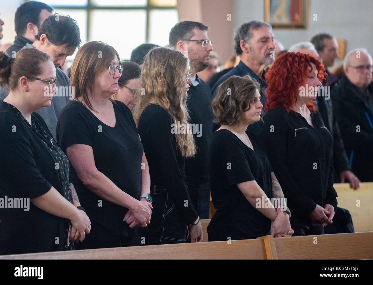Les gens assistent à une messe à Saint-Roch-de-l'Achigan, au Québec ...