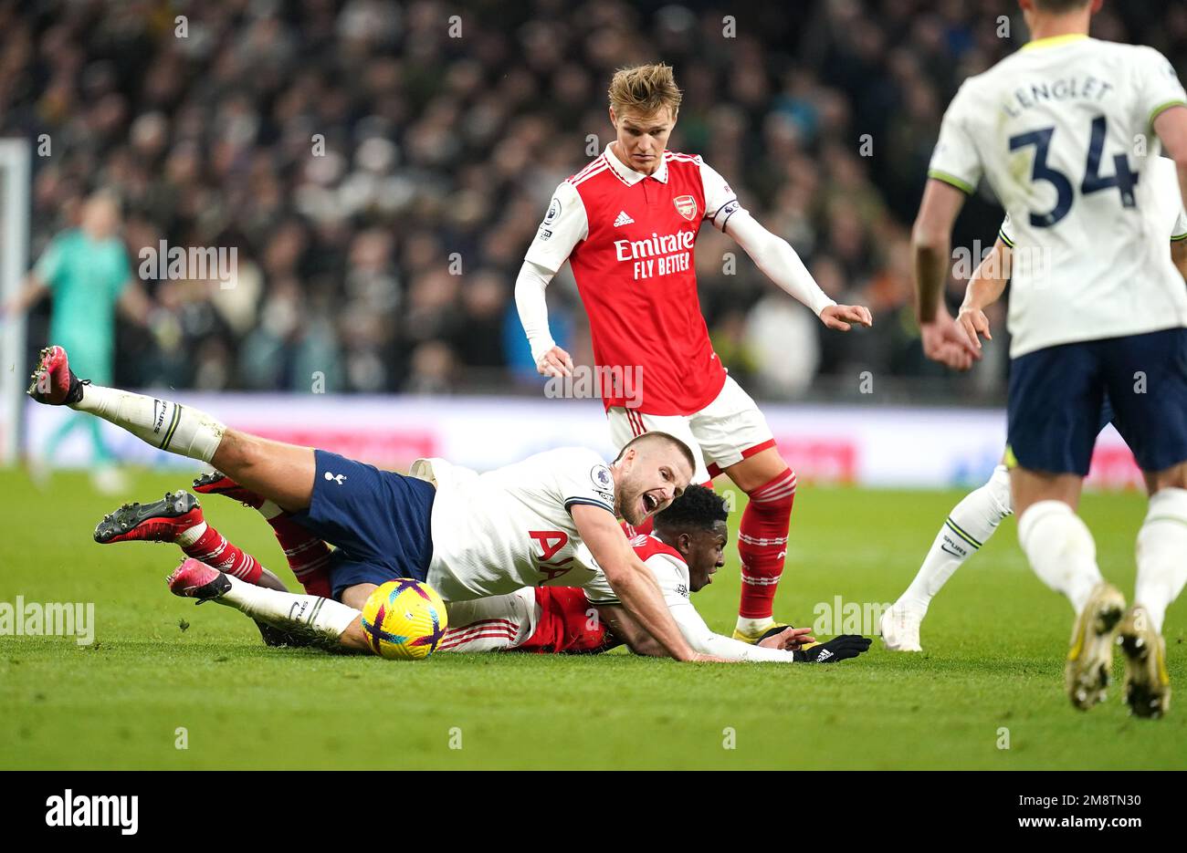 Eric Dier de Tottenham Hotspur (à gauche) et Eddie Nketiah d'Arsenal se ...