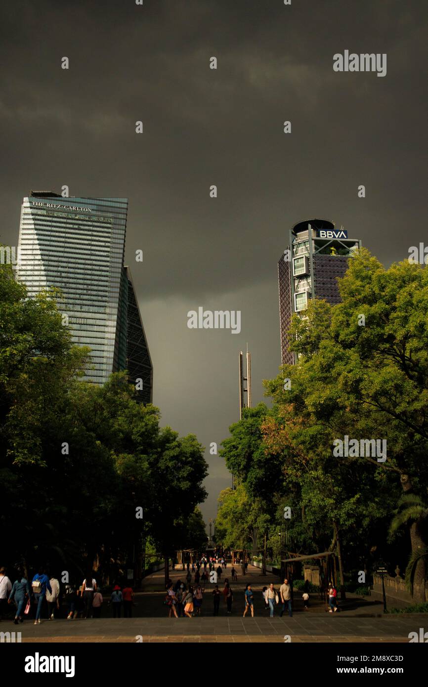 Photo de l'entrée de Chapultepec, de la Tour BBVA et de l'hôtel Ritz ...