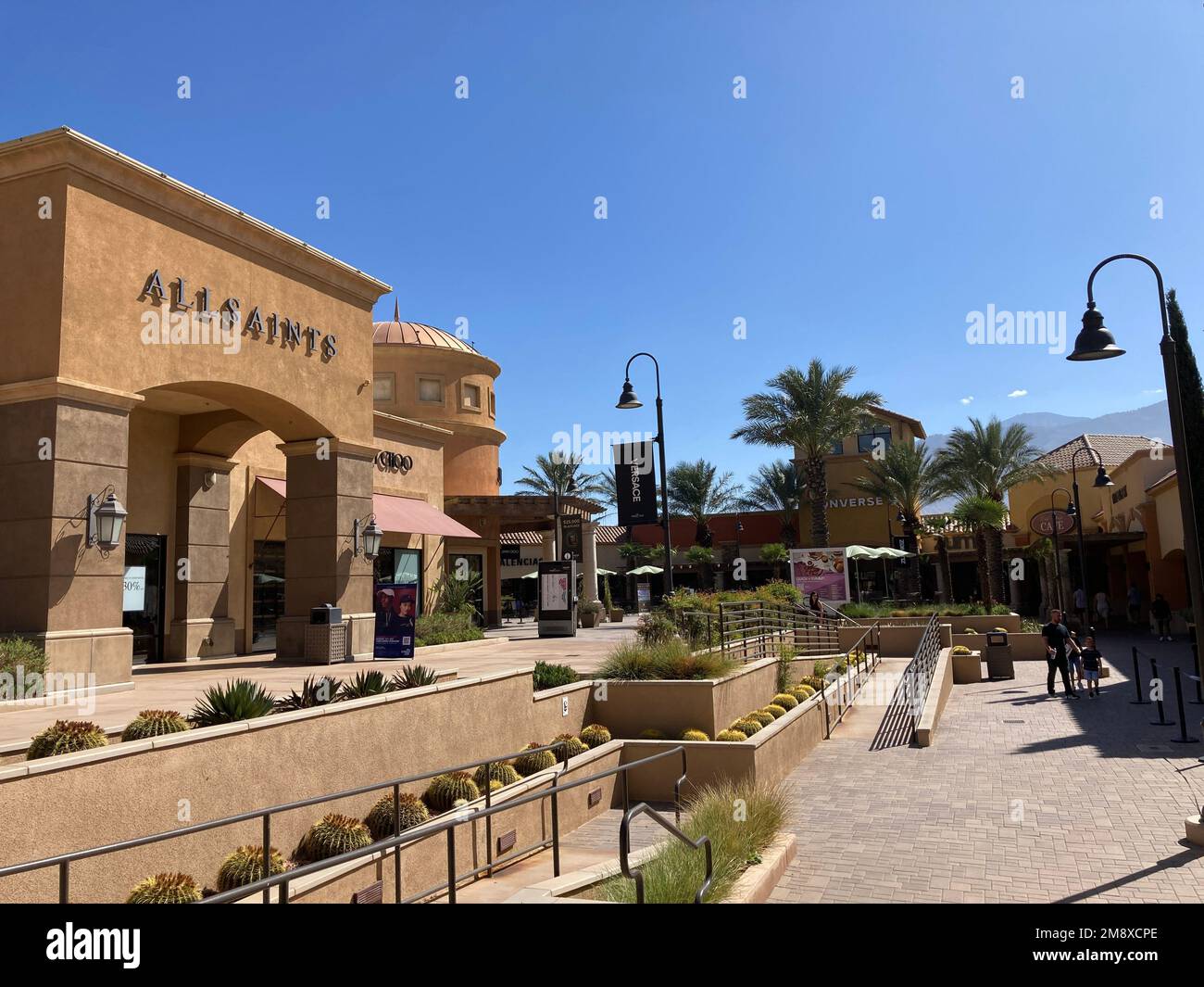 Vue extérieure des magasins d'usine du centre commercial Desert Hills Premium Outlets - Cabazon ...