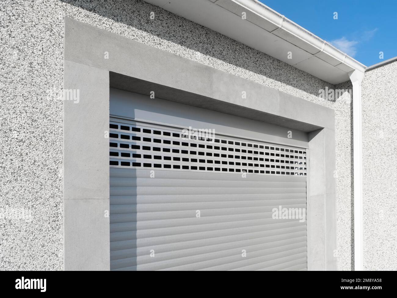 Porte de volet roulant. Porte de garage à roulettes en métal comme ...