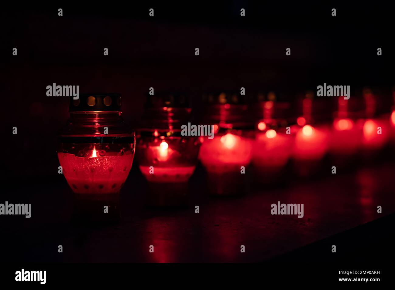 Un gros plan de la lanterne rouge de bougies à la tombe, de la ...