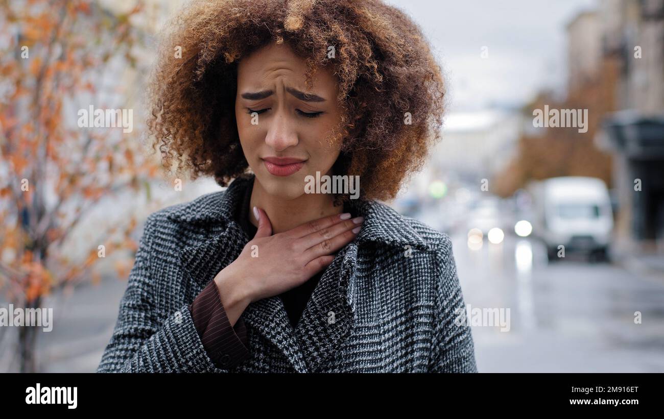 Portrait afro-américain souffrant d'amygdalite angine debout à l ...