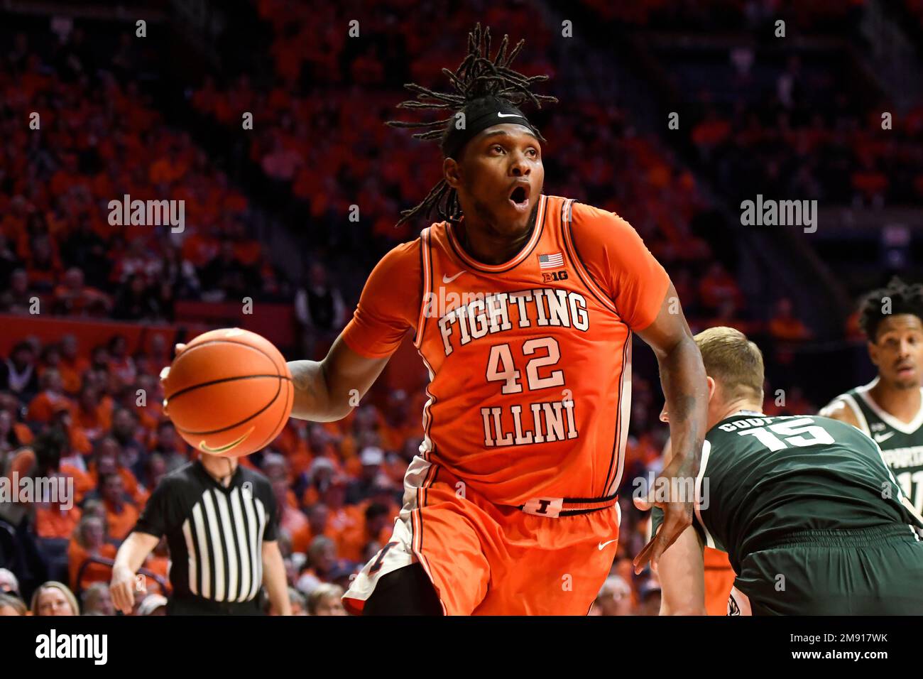 Illinois' Dain Dainja (42) works the ball inside during the first half ...