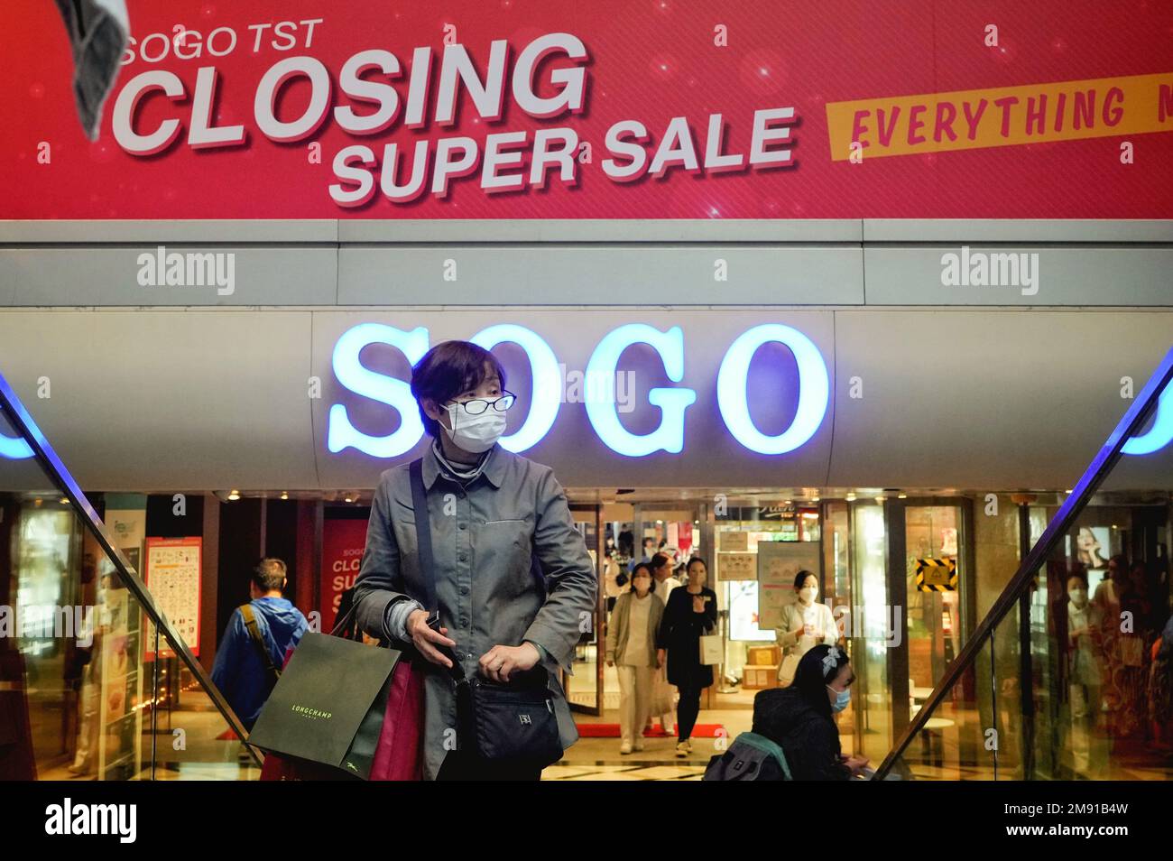 Un acheteur quitte le grand magasin Sogo à Tsim Sha Tsui lors de sa « vente de clôture ». Le ...