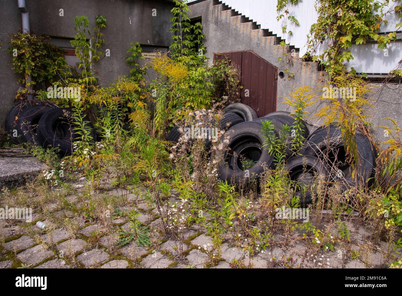 Pneus usés Banque de photographies et d’images à haute résolution - Alamy