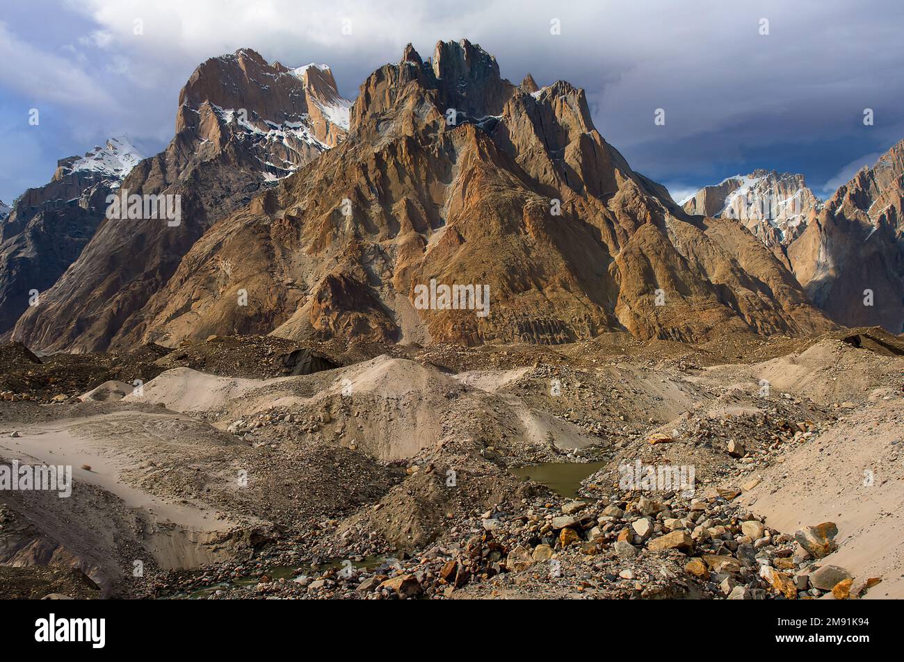 Vue sur les grandes tours de Trango dans la chaîne de montagnes ...